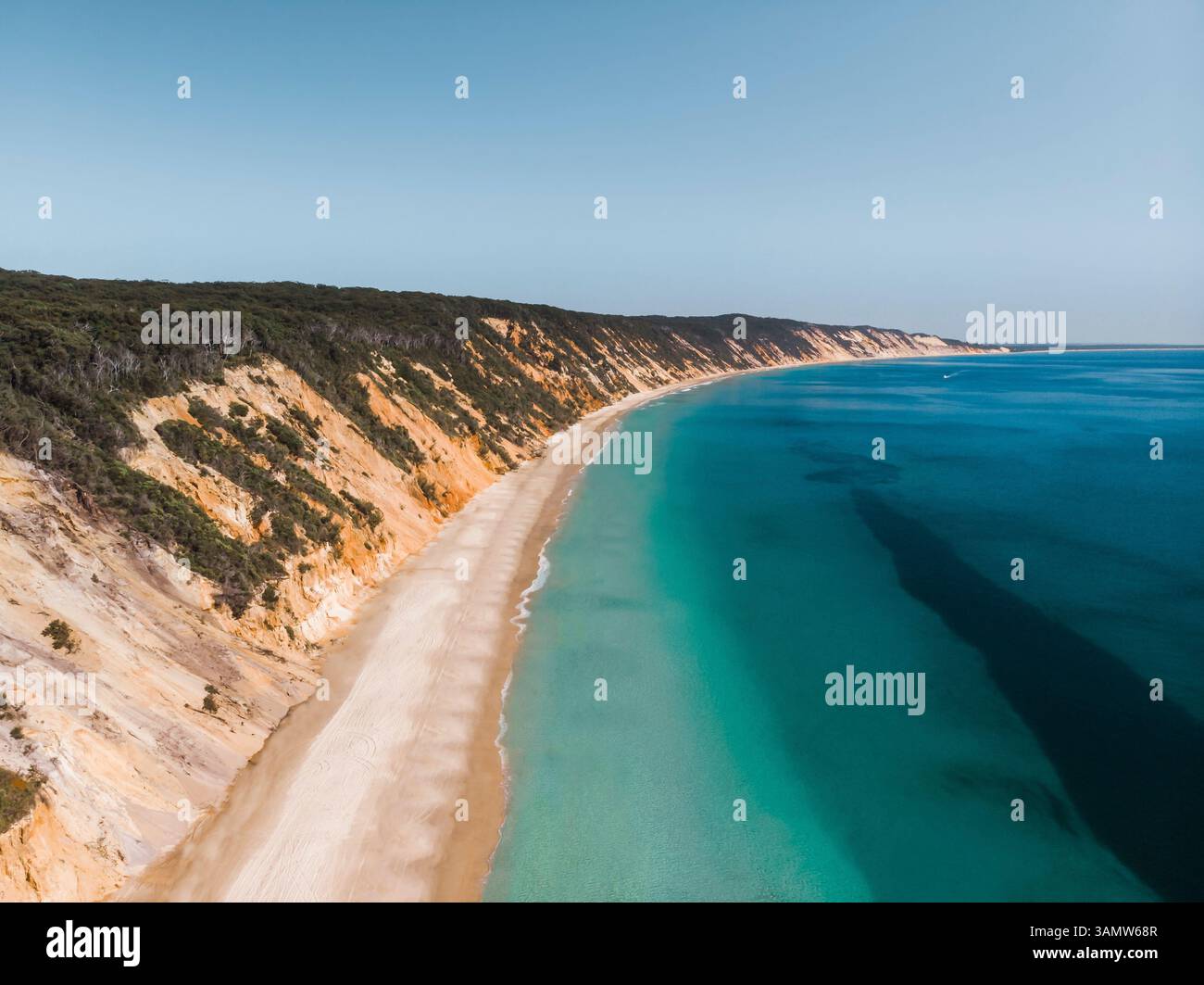 Blick aus der Vogelperspektive auf den farbigen Sand von Rainbow Beach ...