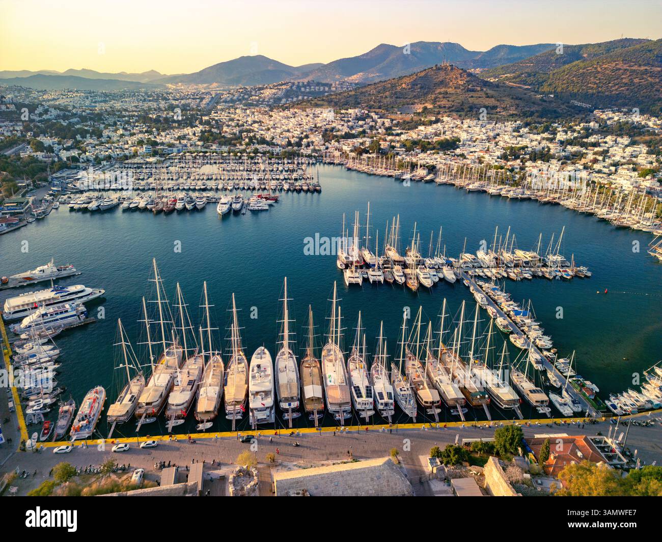 Blick aus der Vogelperspektive auf den Yachthafen von Bodrum mit ...