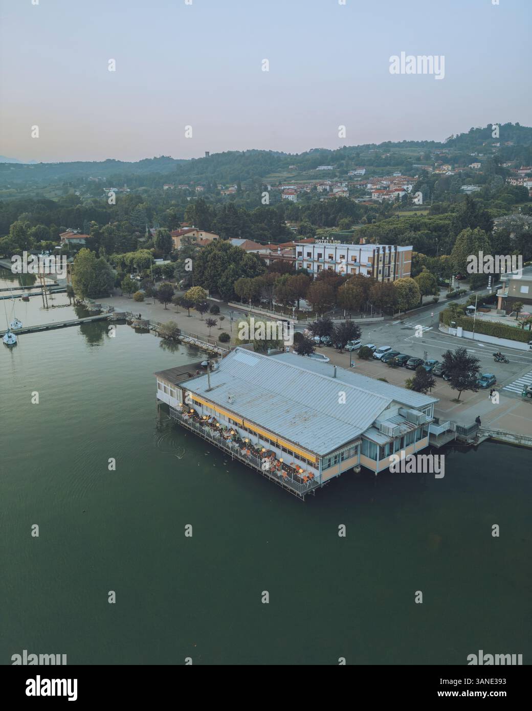 Blick aus der Vogelperspektive auf den Lago di Viverone mit malerischem ...