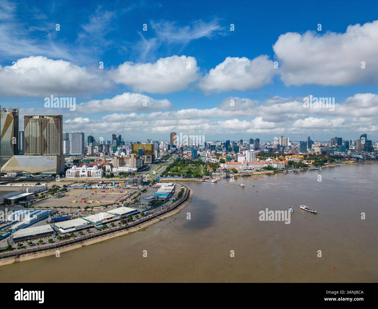 Blick aus der Vogelperspektive auf die pulsierende Skyline mit modernen Gebäuden und einem Fluss ...