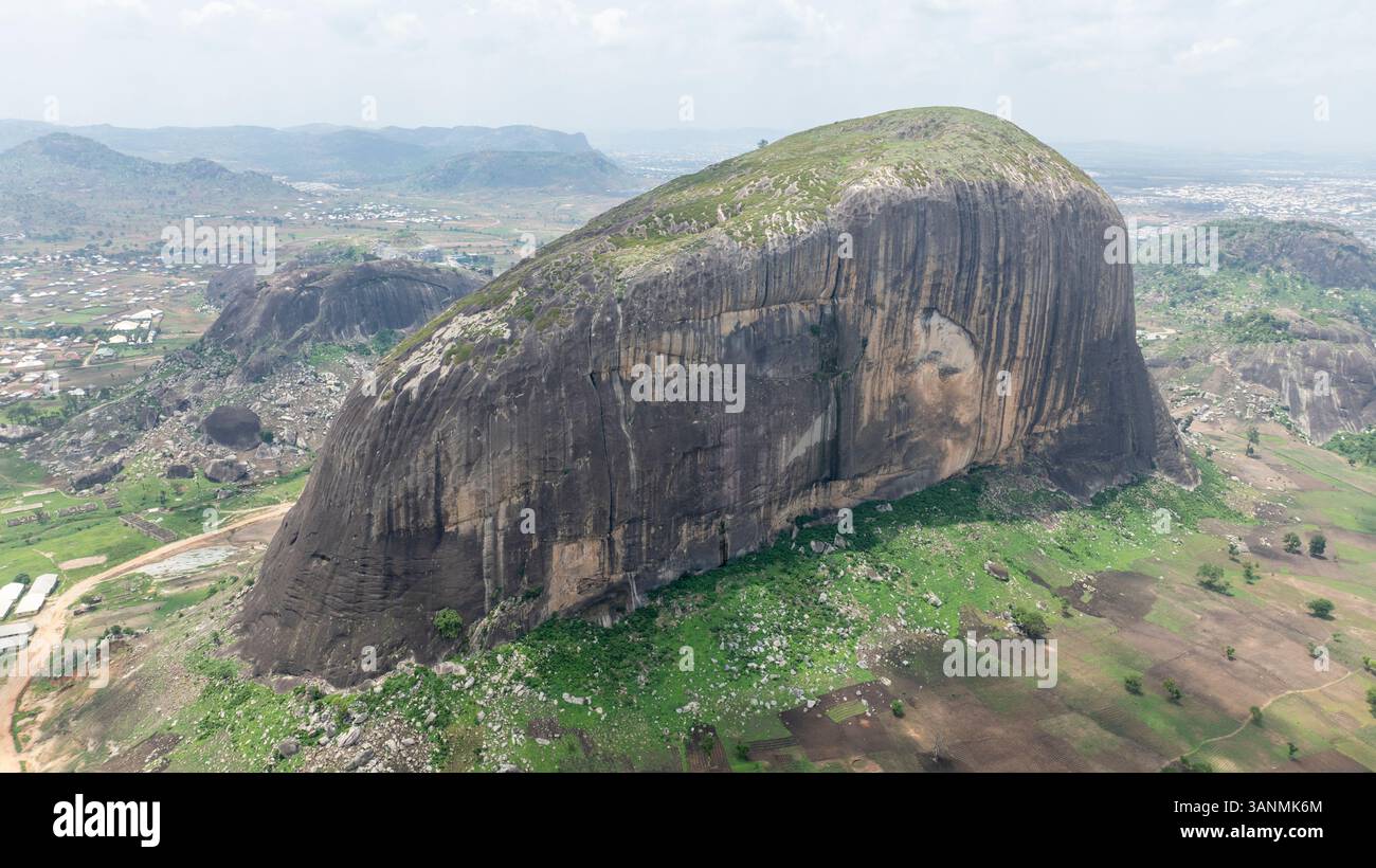 Blick aus der Vogelperspektive auf den majestätischen Zuma Rock ...