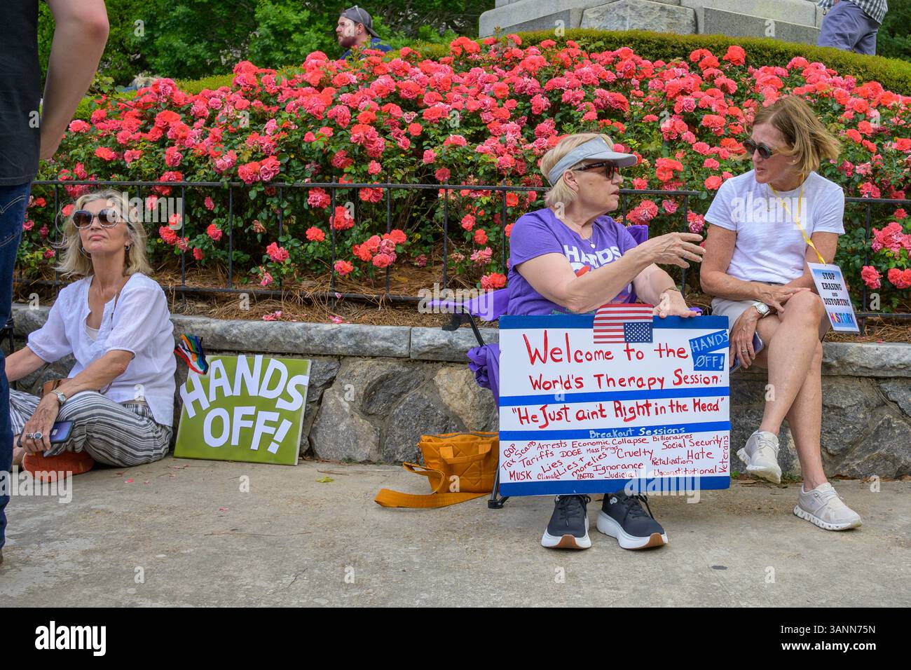 New Orleans, LA, USA – 5. April 2025: Demonstranten mit Schildern bei ...