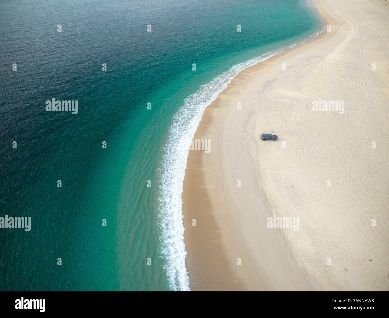 Blick aus der Vogelperspektive auf einen wunderschönen Strand mit einem ...