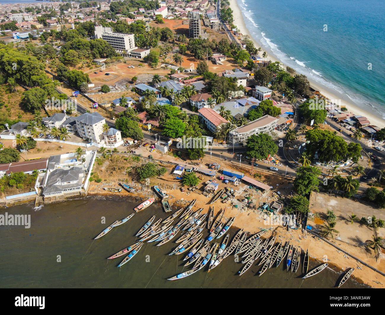 Blick aus der Vogelperspektive auf ein traditionelles Fischerboot, das entlang der Küste in ...