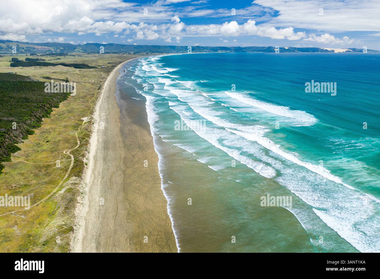 Blick aus der Vogelperspektive auf den Sandstrand am Ninety Mile Beach ...