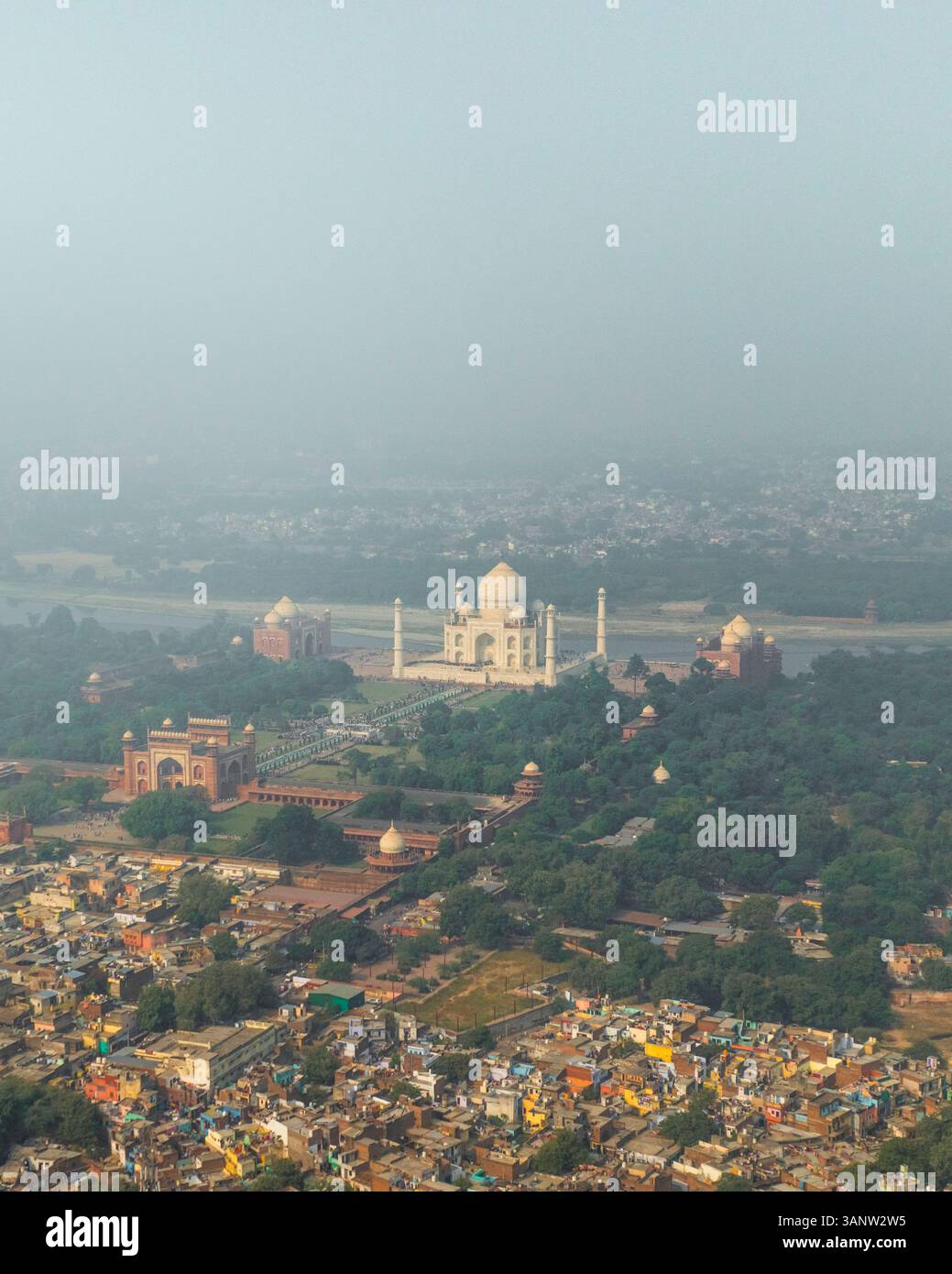 Blick aus der Vogelperspektive auf das berühmte Taj Mahal, umgeben von ...