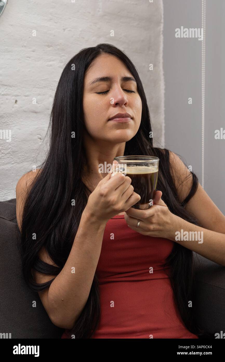 Nach einem Schluck schließt die Frau die Augen und genießt den ...