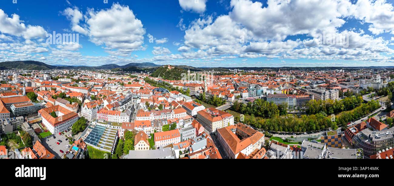 Blick aus der Vogelperspektive auf die malerische Stadtlandschaft mit ...