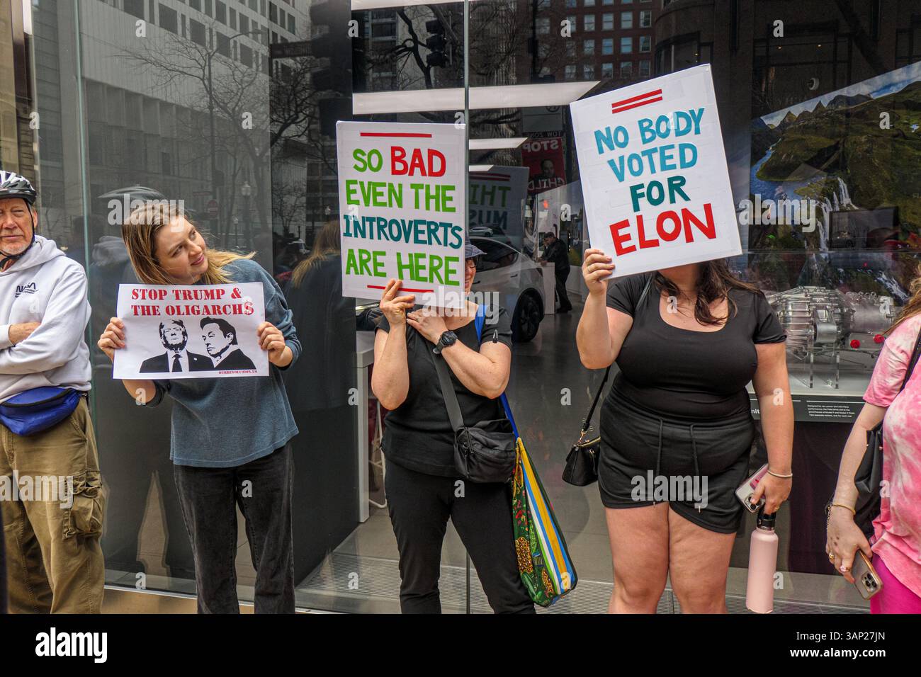 Tesla Takedown Protest im Gold Coast Tesla Showroom in Chicago ...