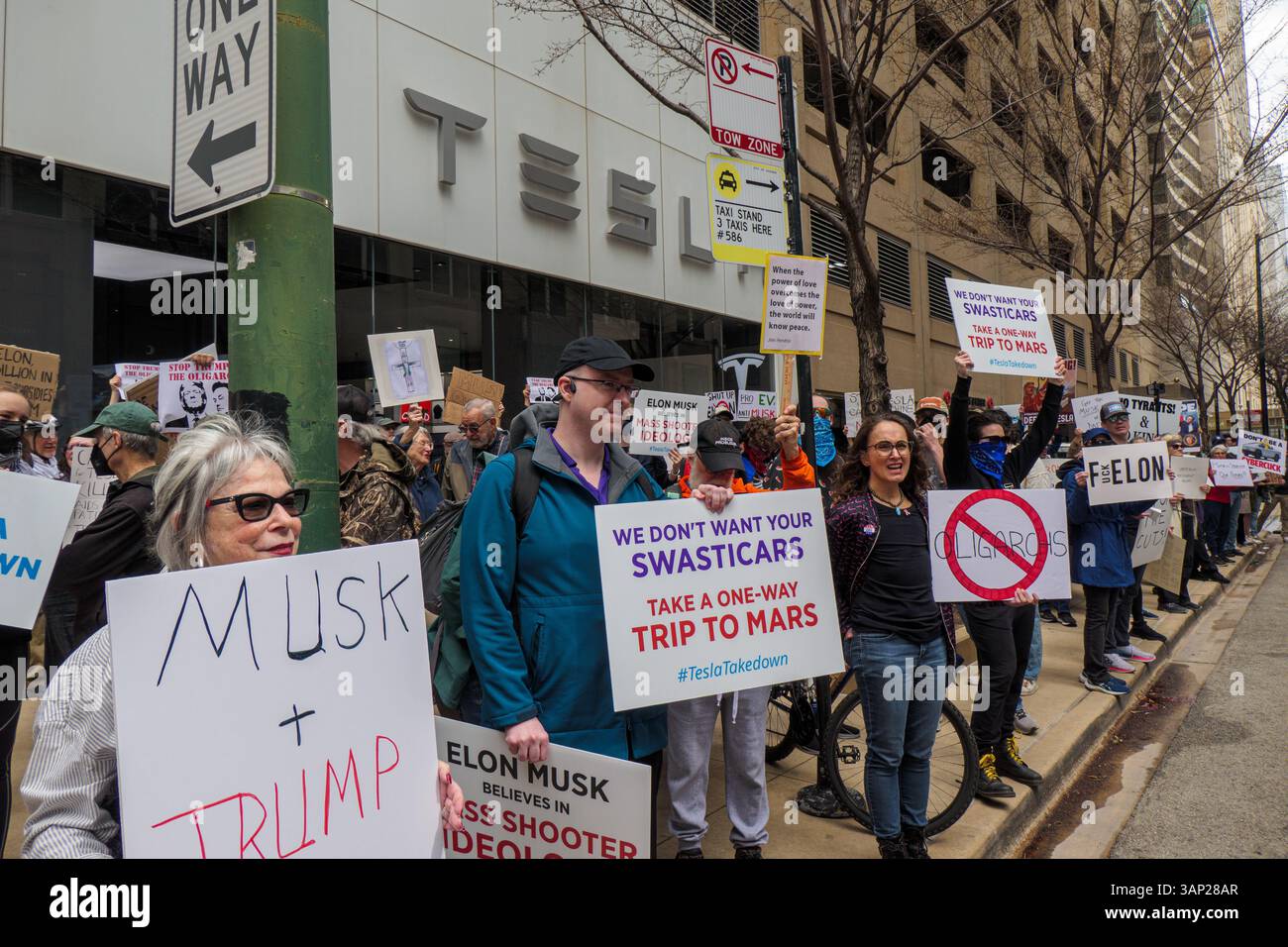 Tesla Takedown Protest im Gold Coast Tesla Showroom in Chicago ...