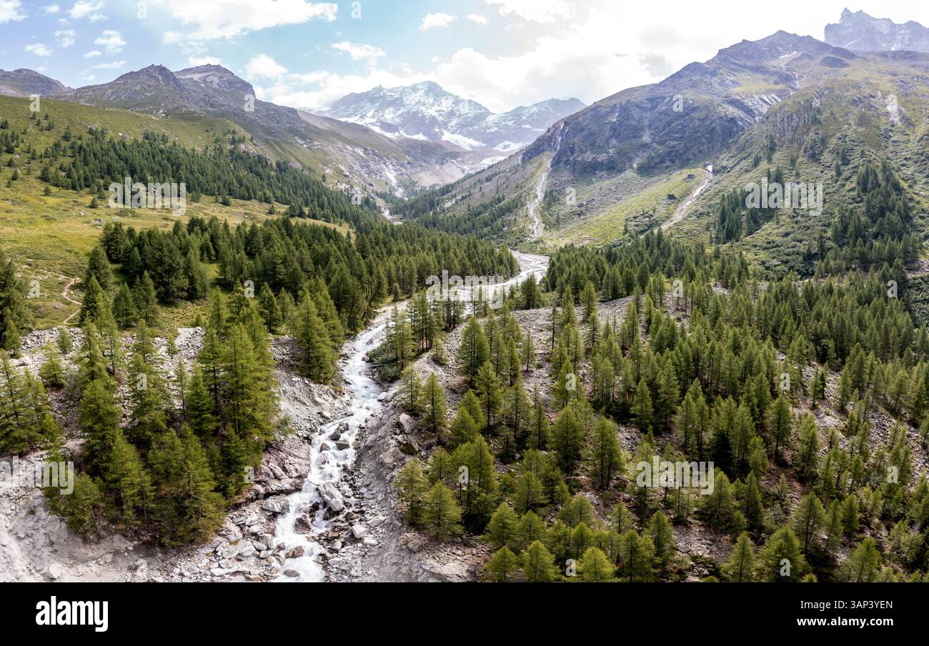 Blick aus der Vogelperspektive auf das ruhige Tal mit kristallklarem ...