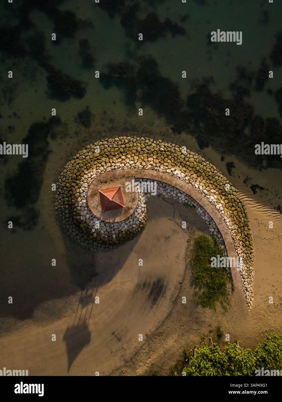 Blick aus der Vogelperspektive auf den Strand mit Pagode und ...