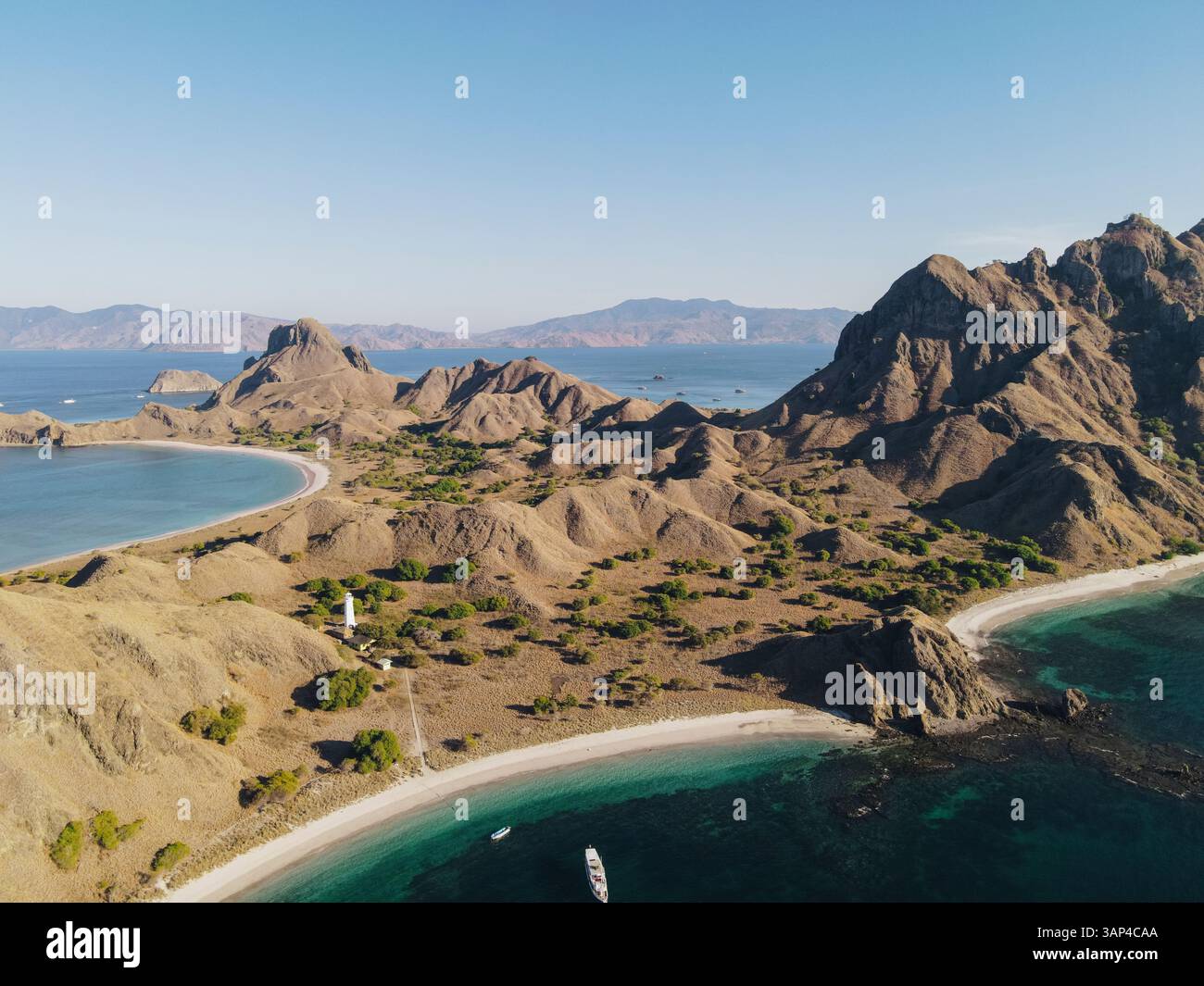 Blick aus der Vogelperspektive auf die Padar-Insel und ihre Bergklippe ...