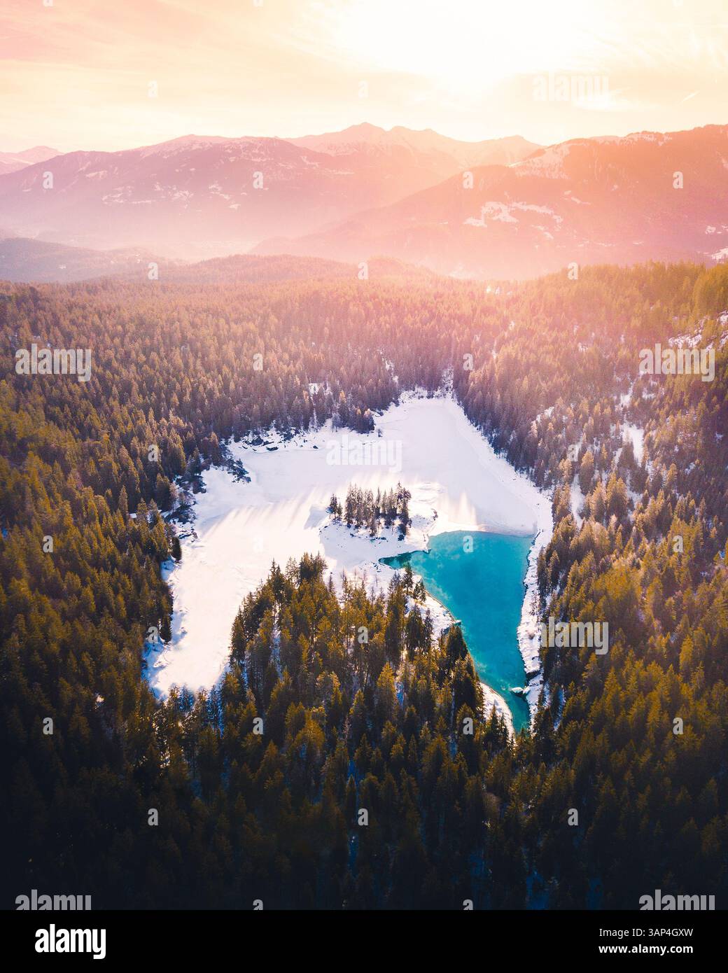 Blick aus der Vogelperspektive auf Caumasee, Schweizer See bei Sunrise ...