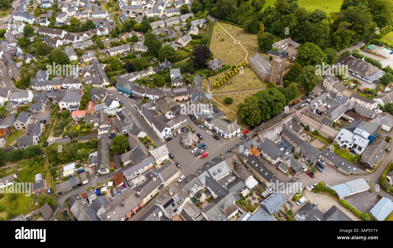 Blick aus der Vogelperspektive auf das malerische Chagford Village mit ...