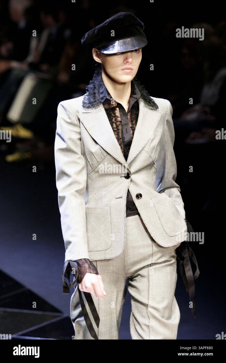 Valentino ready wear paris model -Fotos und -Bildmaterial in hoher ...