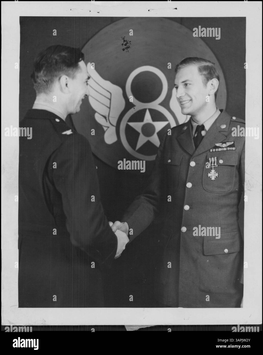 Der technische Sergeant Lawrence J. Meortle, ein B-17 Flying Fortress ...