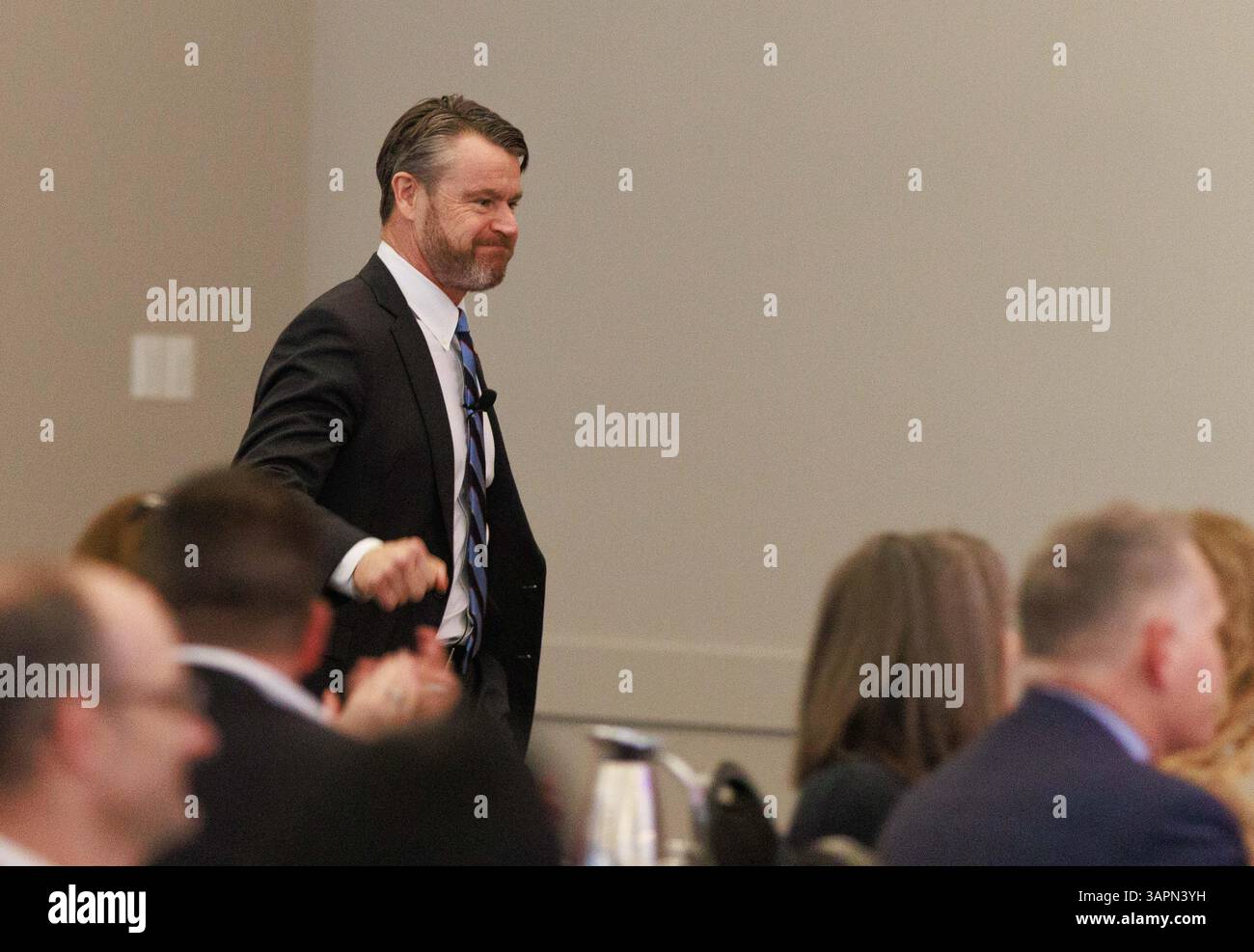 BLOOMINGTON, INDIANA – 15. APRIL: Senator Todd Young, R-Ind., nimmt am ...