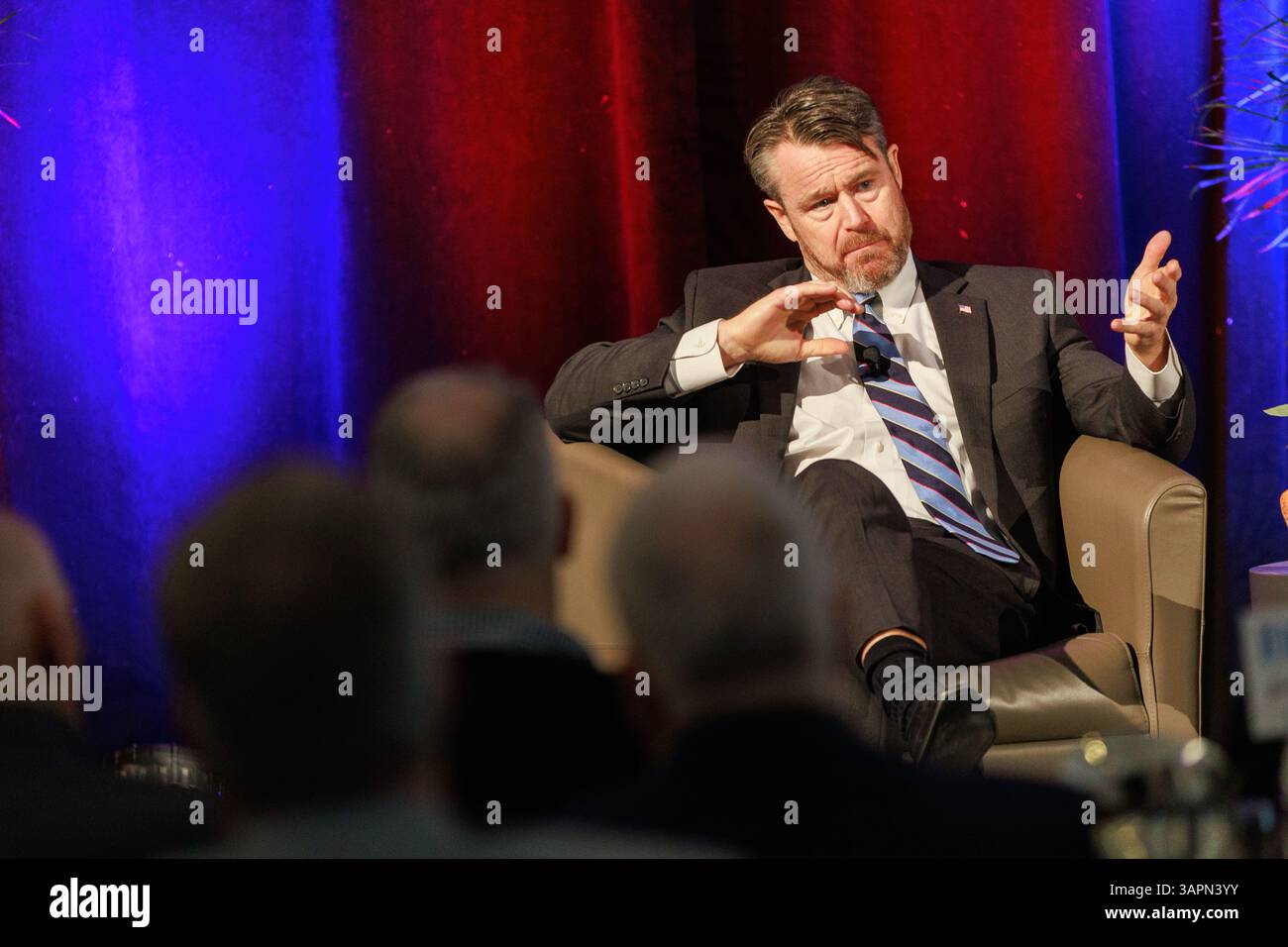BLOOMINGTON, INDIANA – 15. APRIL: Senator Todd Young, R-Ind., nimmt am ...