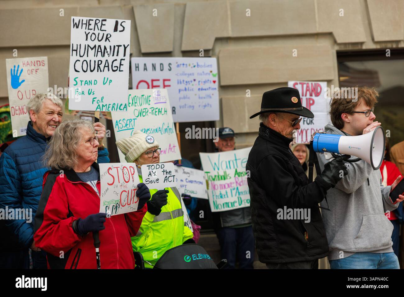 BLOOMINGTON, INDIANA – 15. APRIL: Demonstranten protestieren vor dem ...