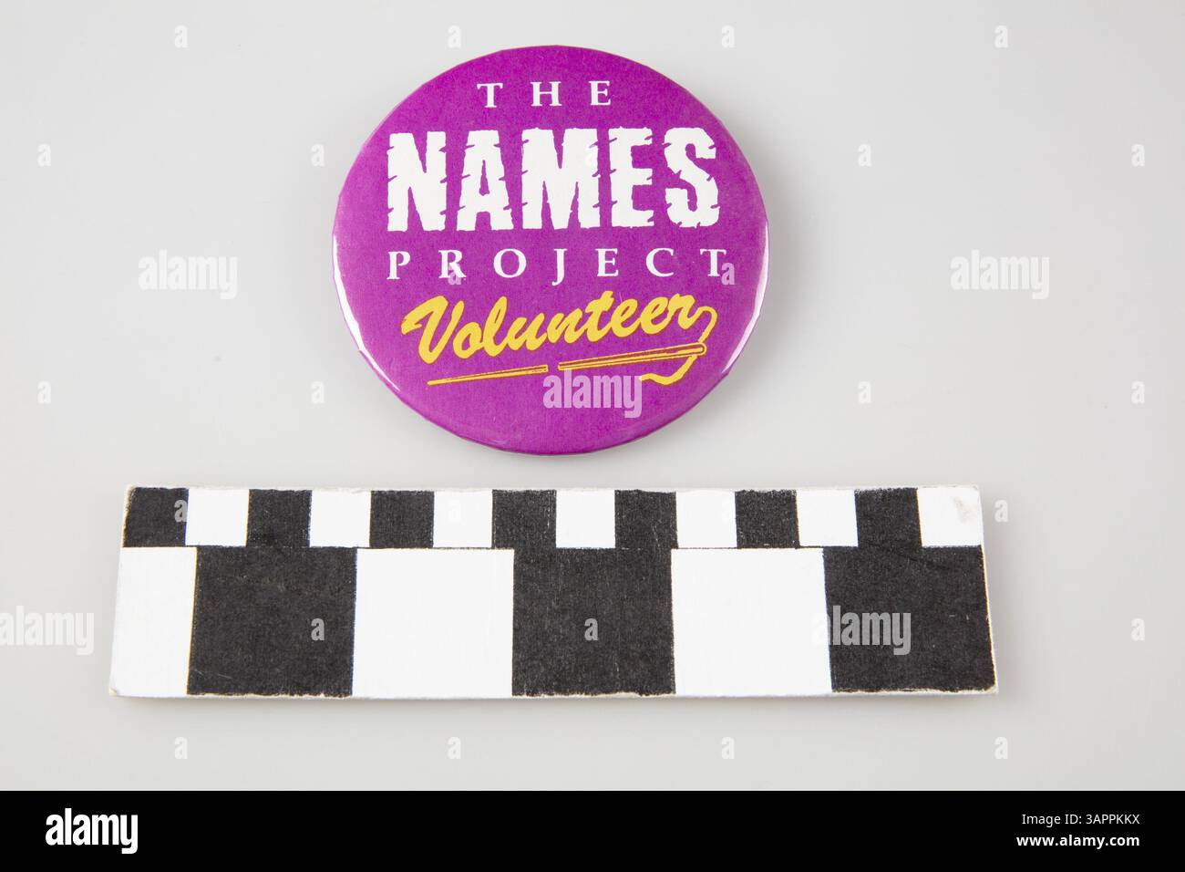 Ein NAMES Project Volunteer Button im Besitz von Pat und Mayer Levy ...