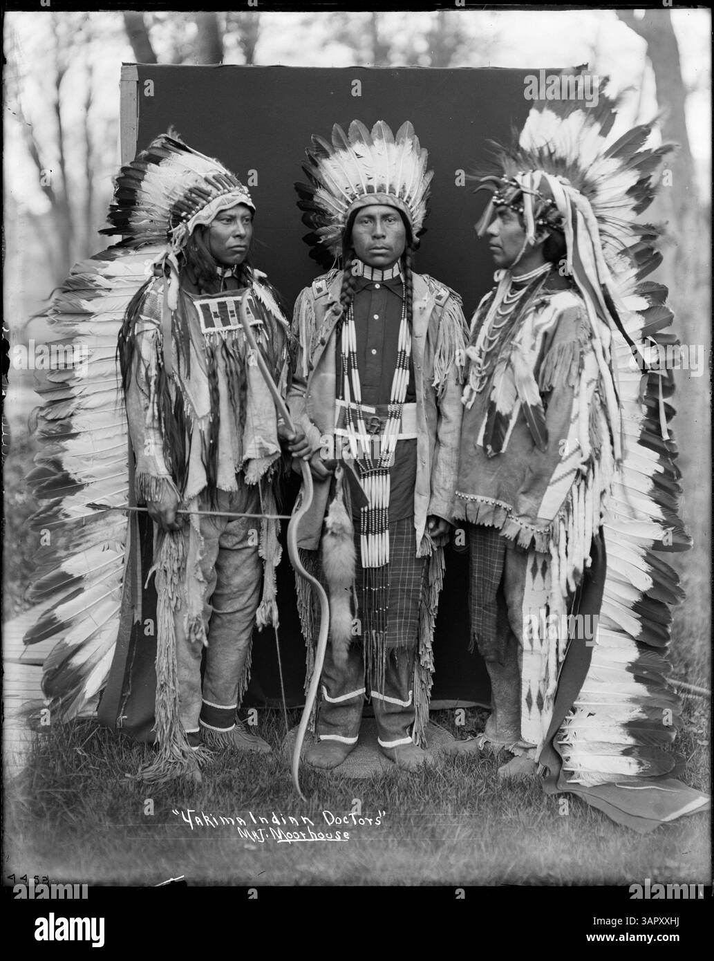 Dieses Foto von Lee Moorhouse zeigt drei Yakama-Männer in Regalia, mit ...