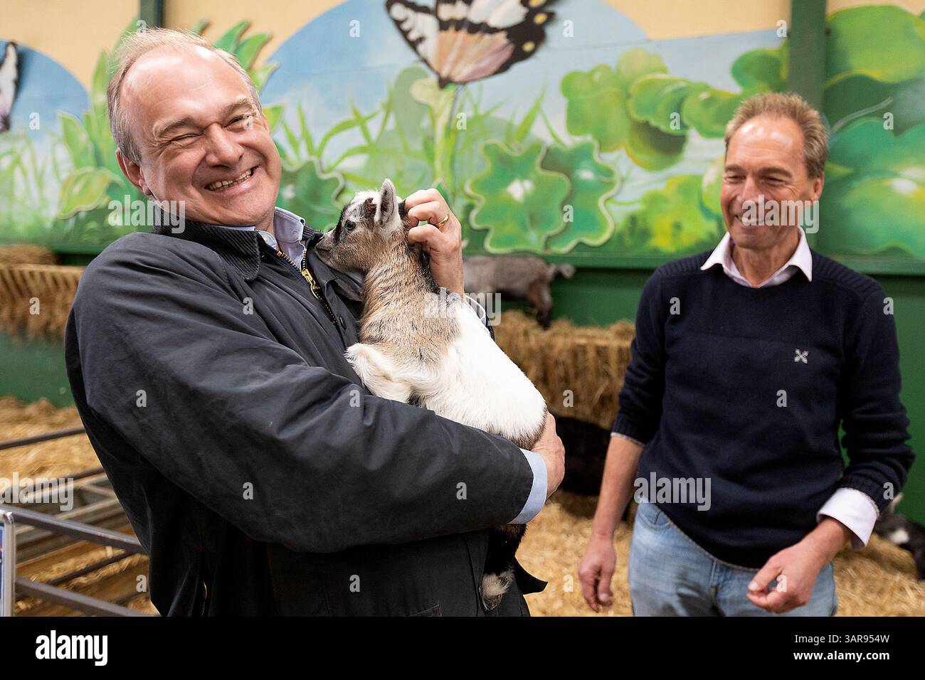 Abbotsham, Großbritannien. 17. April 2025 Lib dem-Führer Sir Ed Davey ...