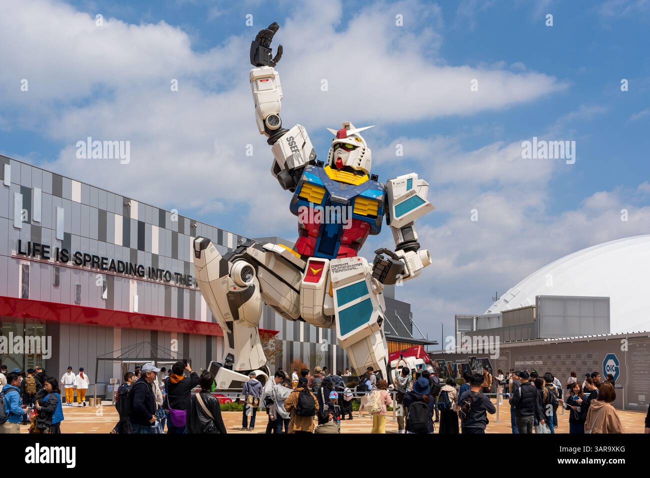 Osaka, Japan - 16. April 2025 : die lebensgroße Gundam-Statue im GUNDAM ...
