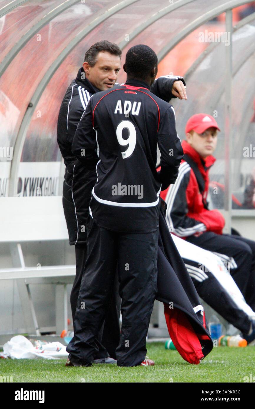 Trainer gibt dem spieler anweisungen -Fotos und -Bildmaterial in hoher ...