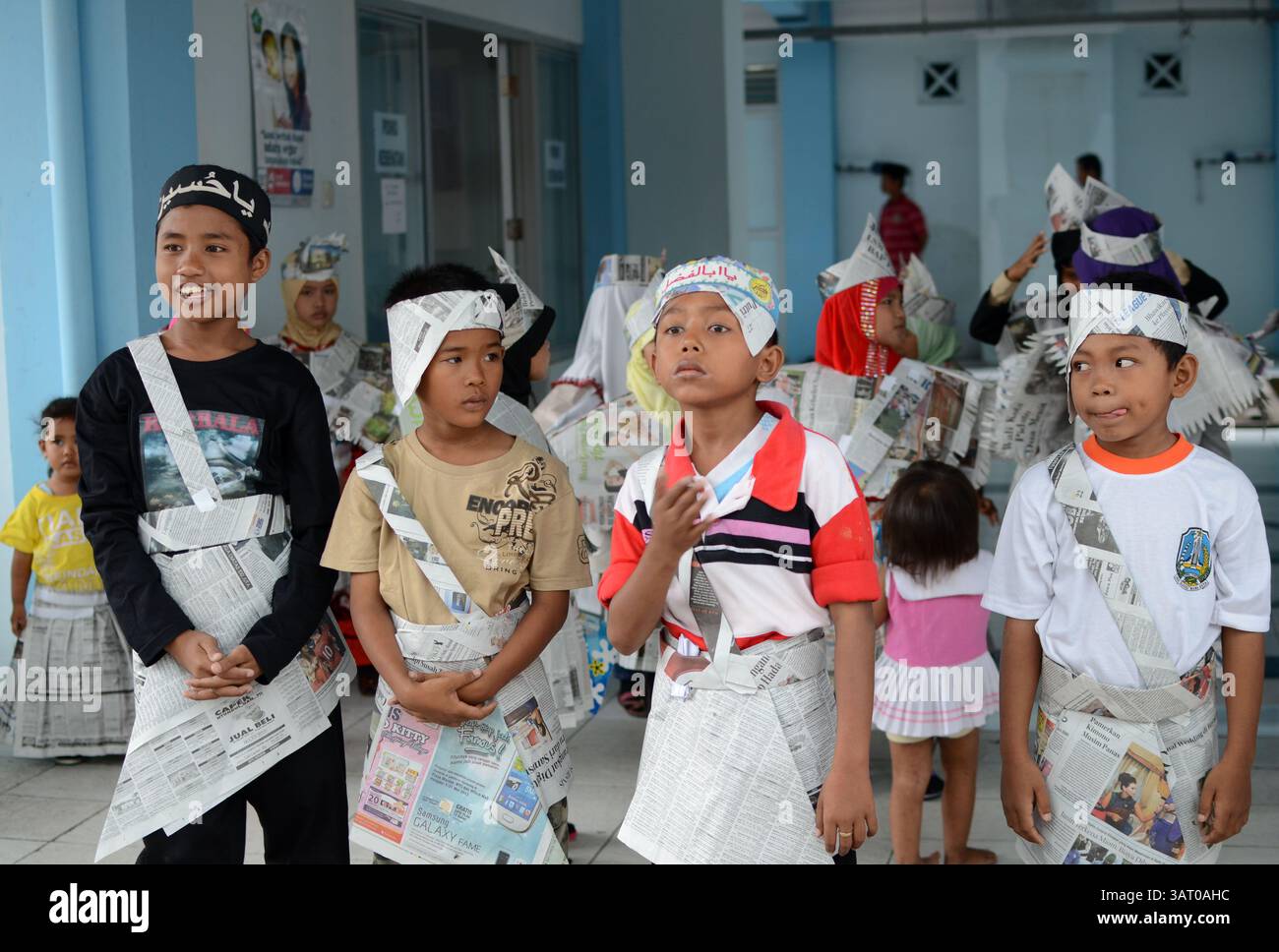 09. Juli 2013 - Sidoarjo, Ost-Java, Indonesien - Eine Reihe von Jungen ...