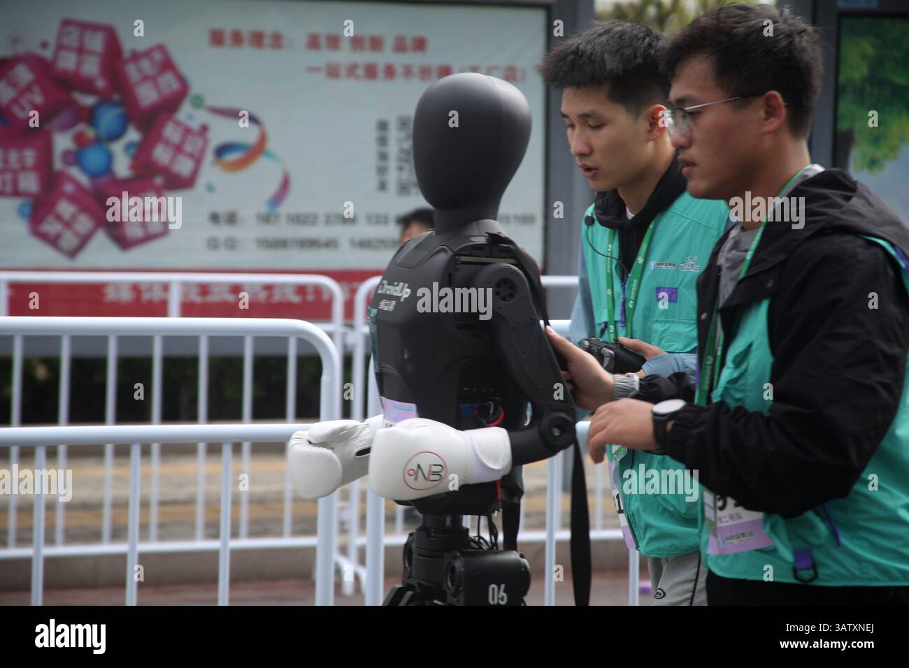 Humanoide Roboter und Menschen nahmen am 19. April 2025 am weltweit ...