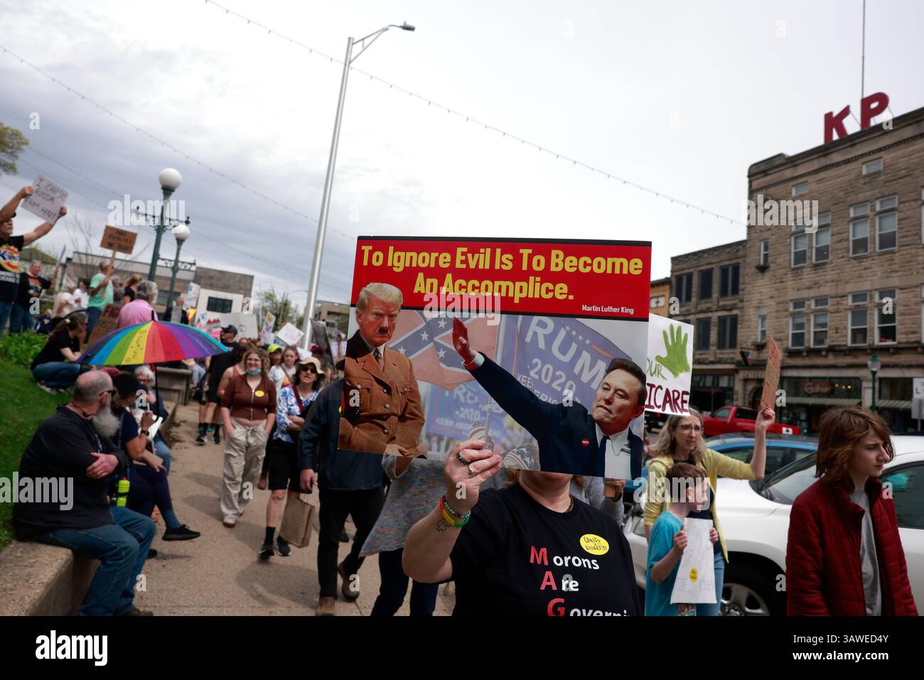 BLOOMINGTON, INDIANA – 19. APRIL: Demonstranten protestieren gegen ...