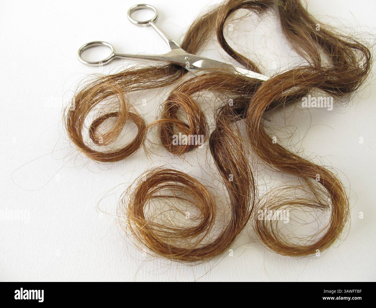 Lockiges rotbraunes haar -Fotos und -Bildmaterial in hoher Auflösung ...