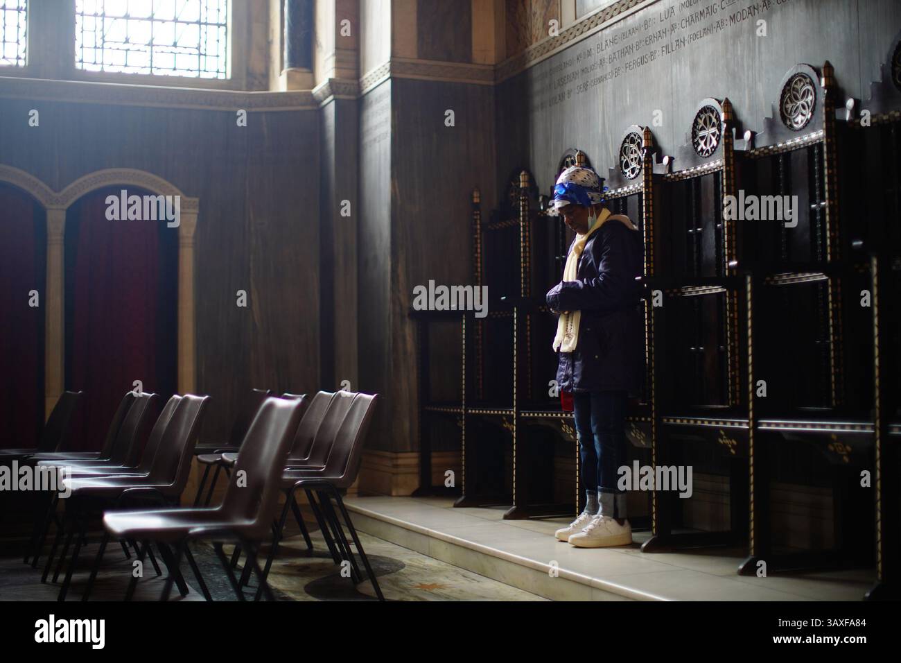Menschen in der Westminster Cathedral in Victoria, London, nach der ...
