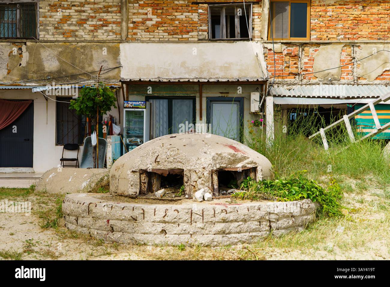Mai 2024. Durres, Albanien. Die Bunker aus Enver Hoxha-Zeit stehen am ...