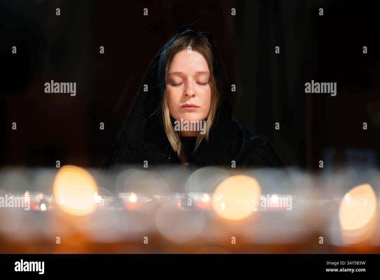 Eine Frau trauert in der Westminster Cathedral in Victoria, London ...