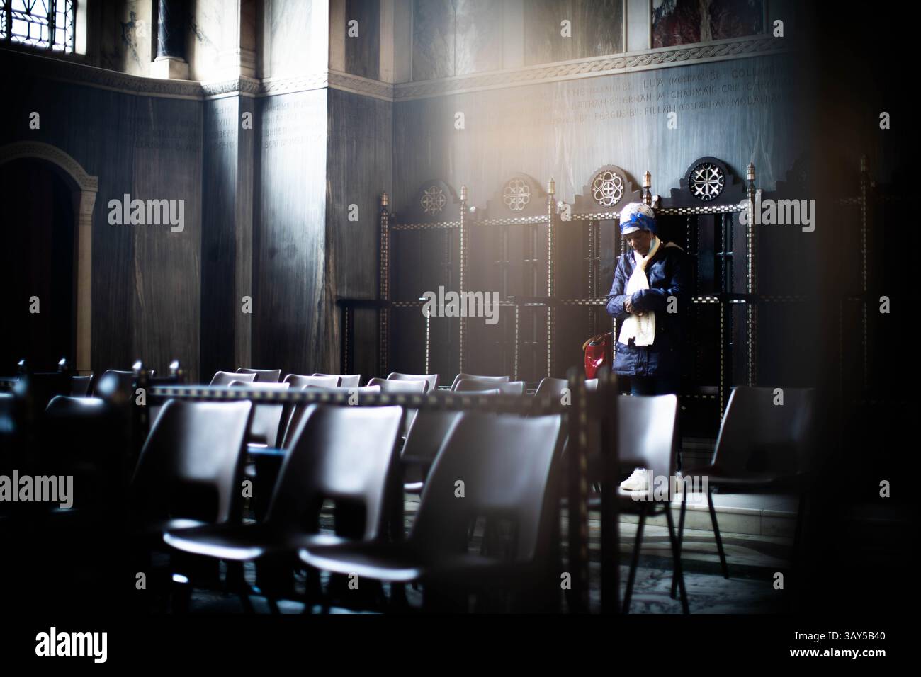 Eine Frau trauert in der Westminster Cathedral in Victoria, London ...