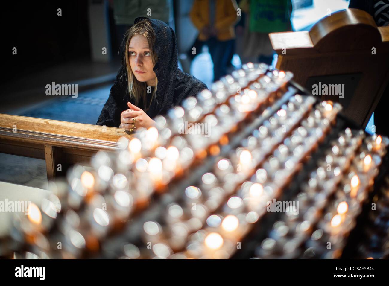 Eine Frau trauert in der Westminster Cathedral in Victoria, London ...
