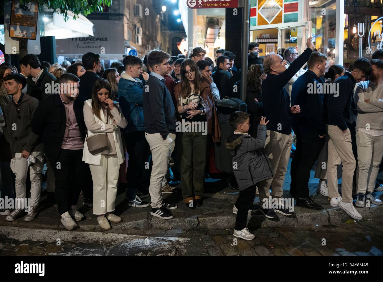 Sevilla nacht der witwen semana santa -Fotos und -Bildmaterial in hoher Auflösung – Alamy