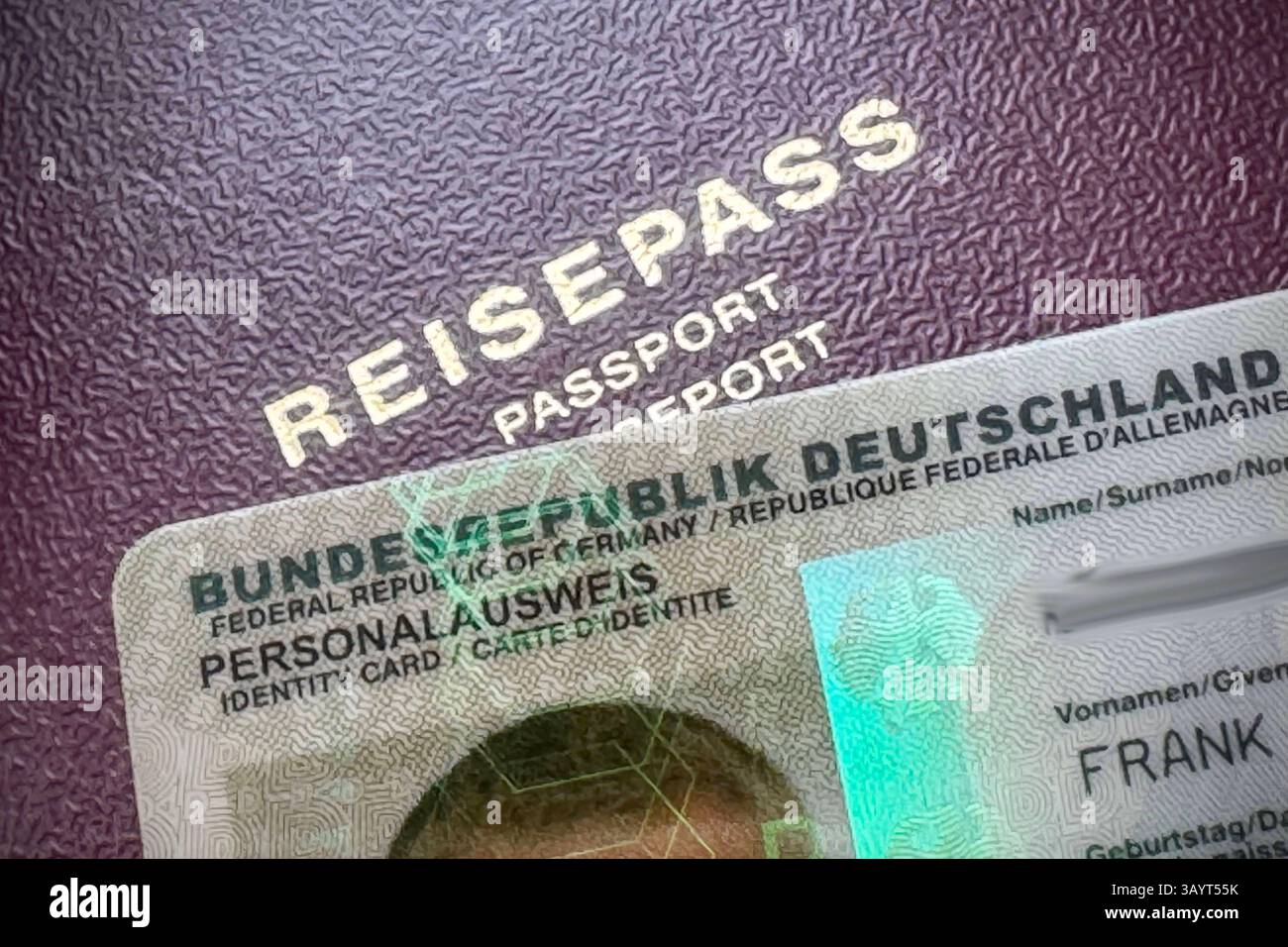 Themenfoto:Reisepass und Personalausweis: Ab Mai 2025 nur noch digitale ...