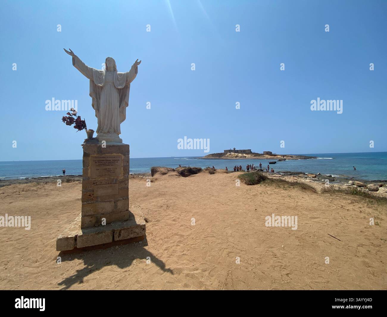 Weiße Statue von Jesus Christus mit offenen Armen am Strand von ...