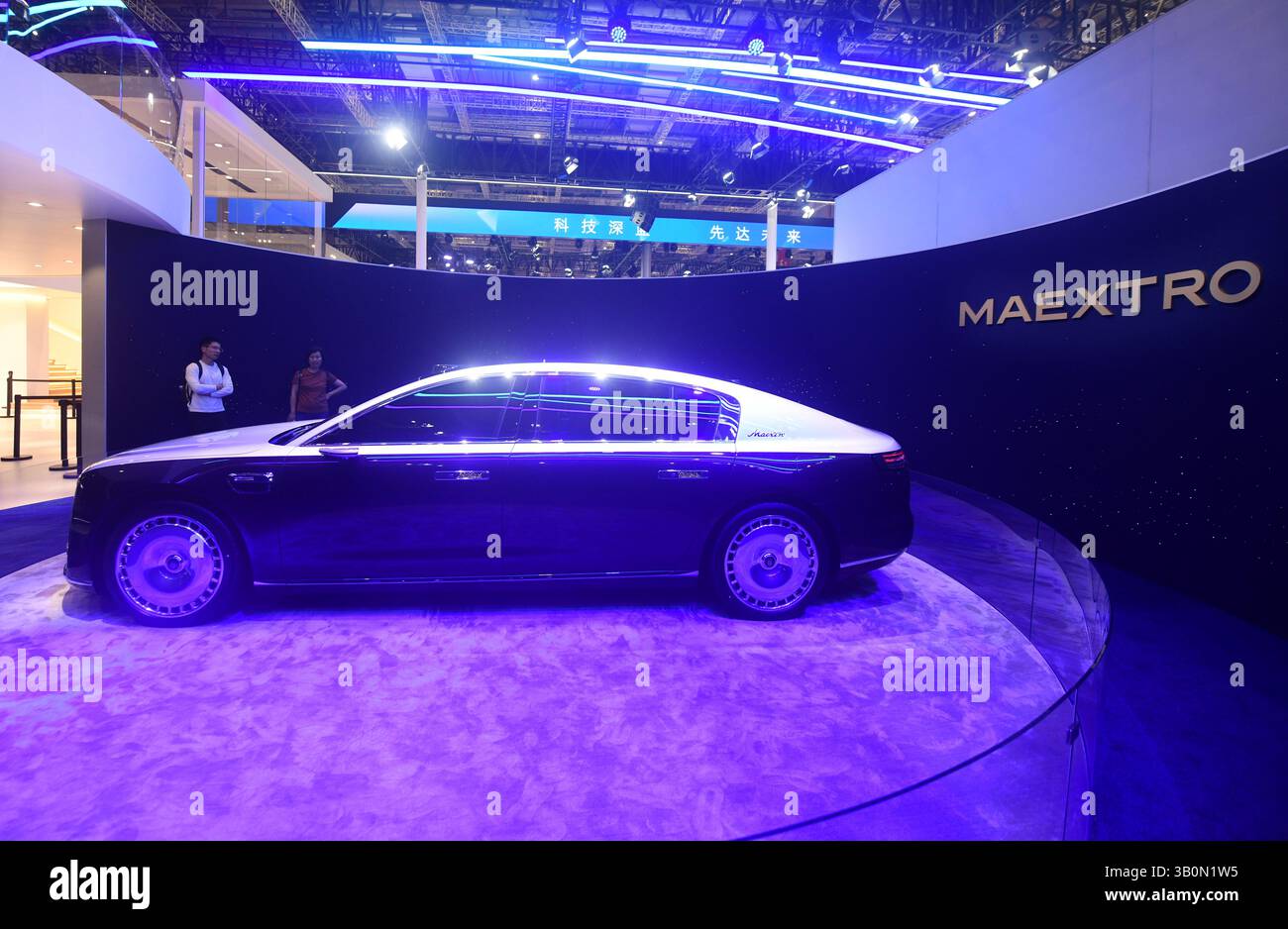 SHANGHAI, CHINA - 24. APRIL 2025 - Besucher besuchten ein Huawei MAEXTRO S800 Smart Vehicle auf ...