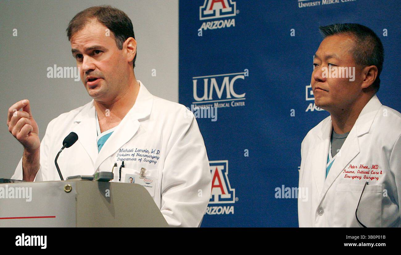 09. Januar 2011 - Tucson, Arizona, USA - Traumaspezialist Dr. PETER ...