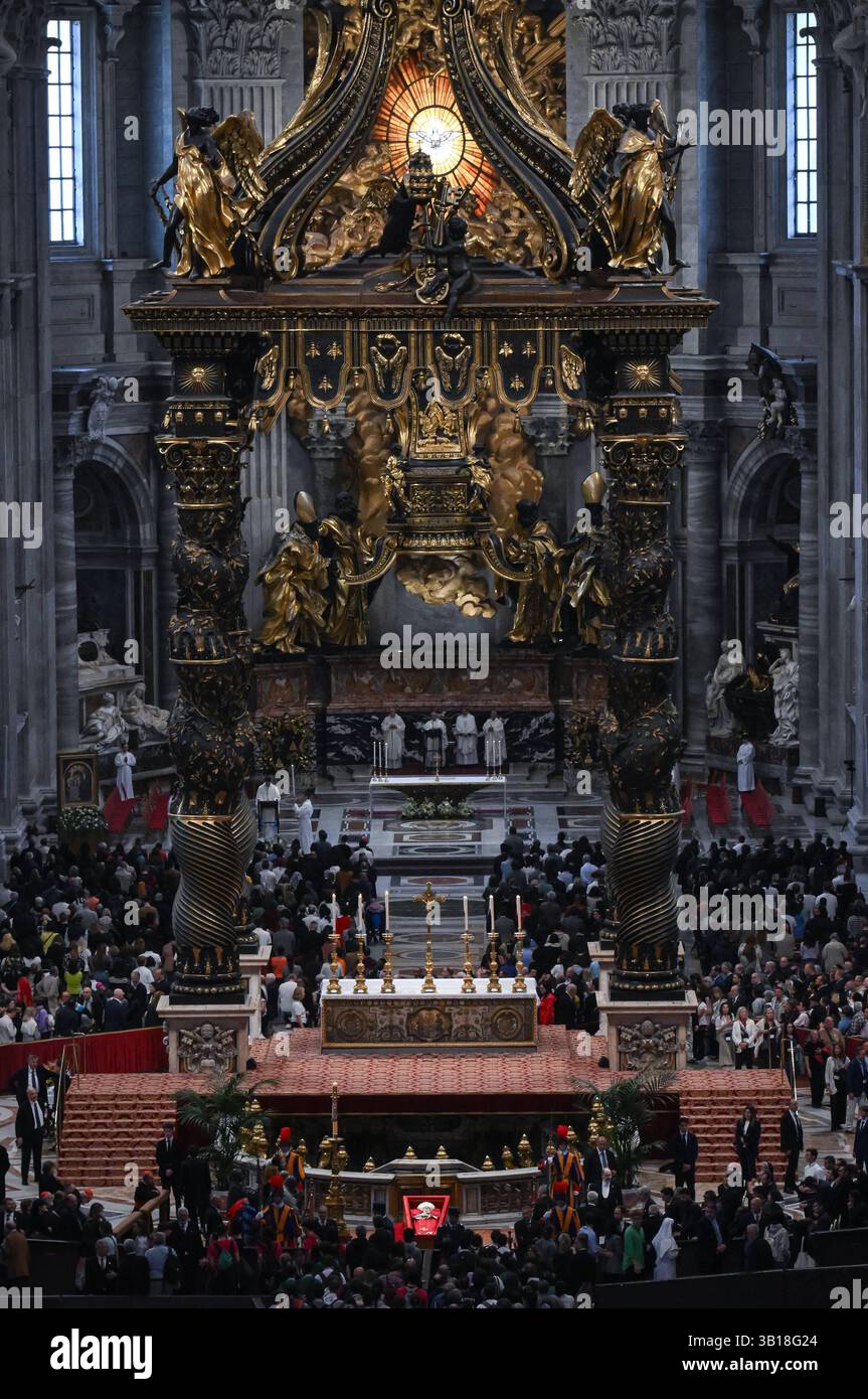 Rom, Vatikan 25.04.2025 Trauer nach dem Tod von Papst Franziskus: Tausende Glaeubige gedenken am ...