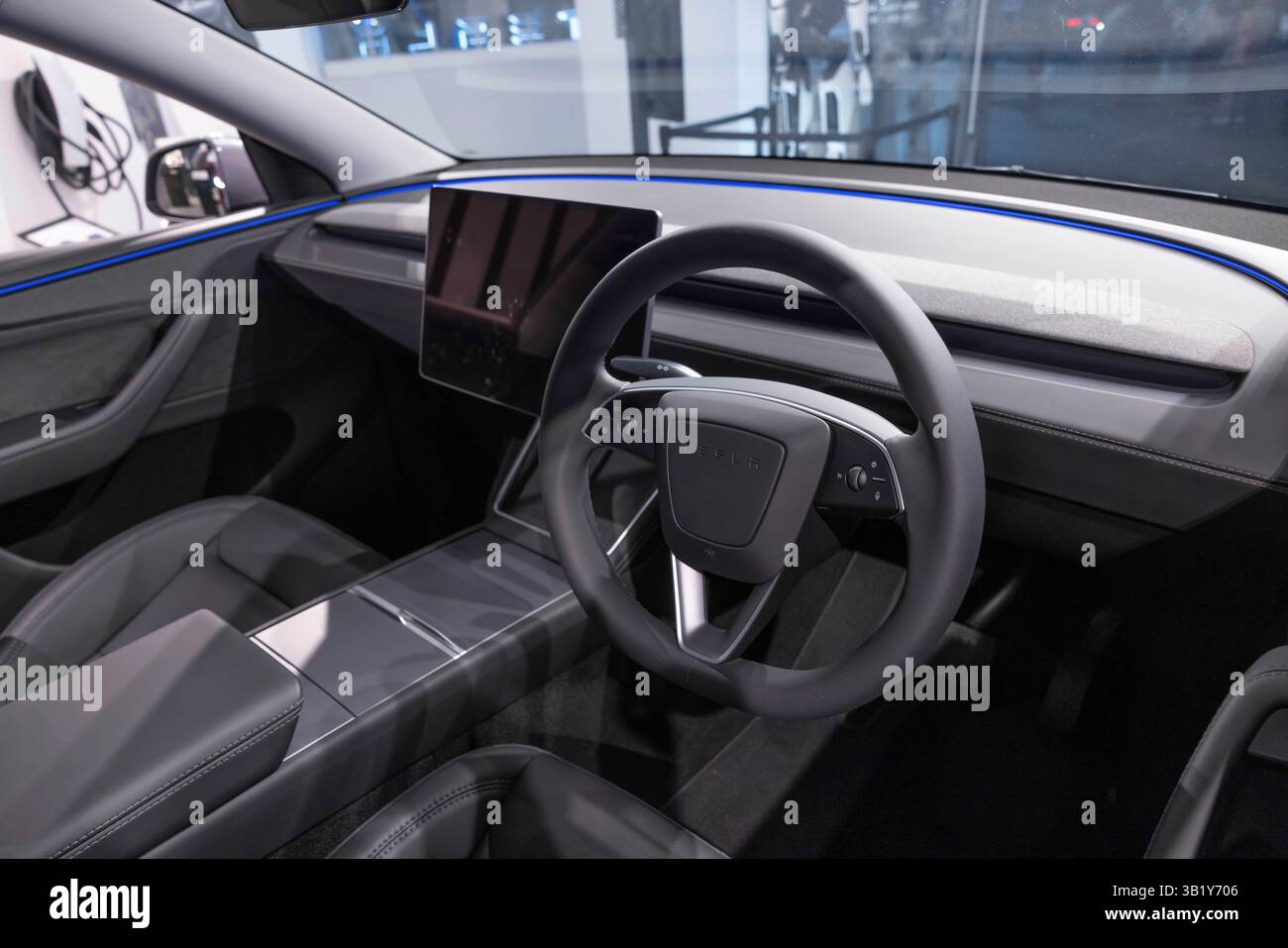 Japan. April 2025. Innenraum eines Tesla Model Y im Tesla Pop-up Store ...