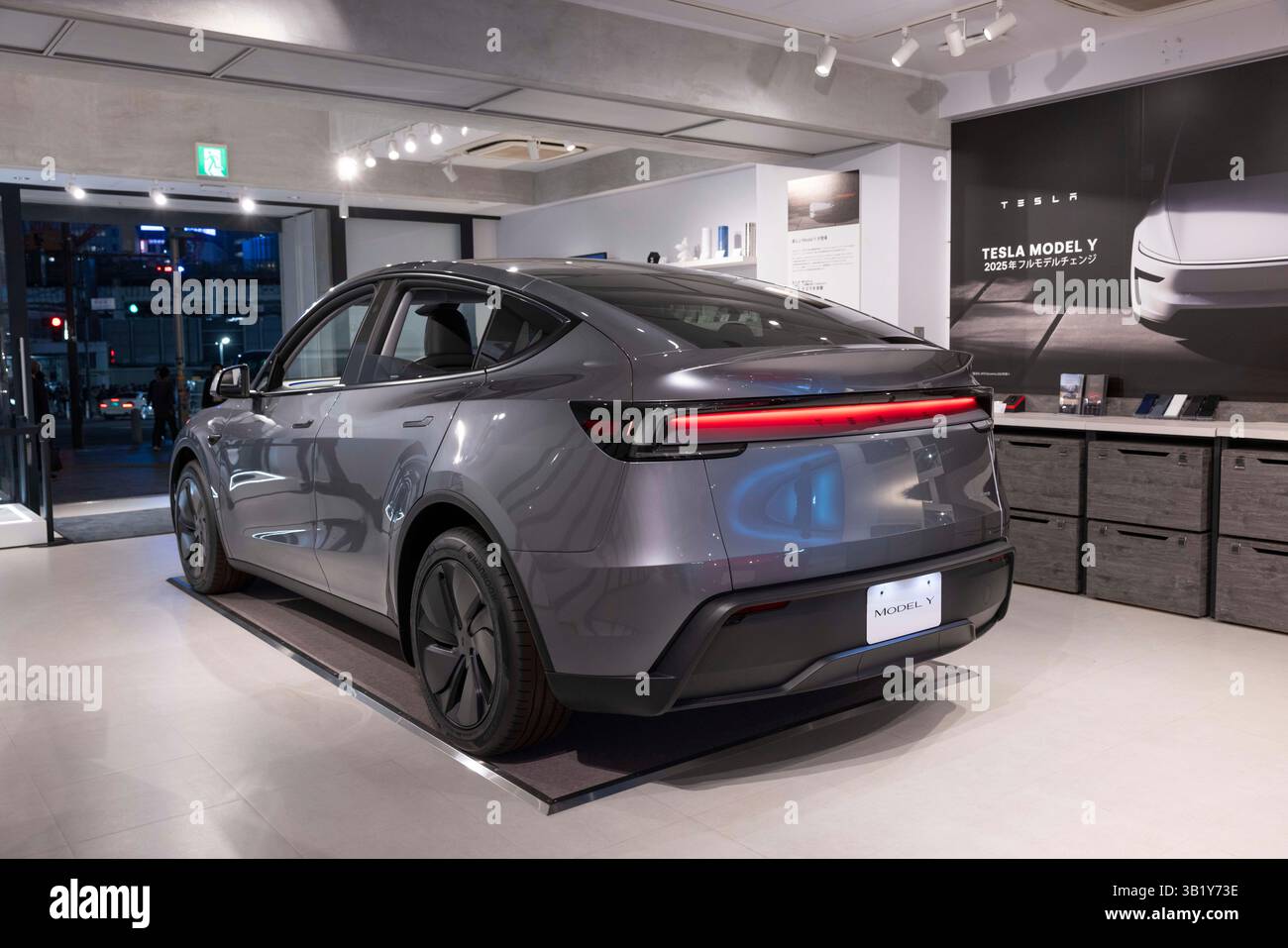 Japan. April 2025. Tesla Model Y im Tesla Popup Store im Bezirk Shibuya ...