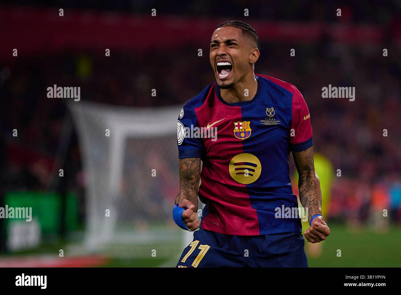 Sevilla, Spanien. April 2025. Raphinha vom FC Barcelona feiert am 26 ...