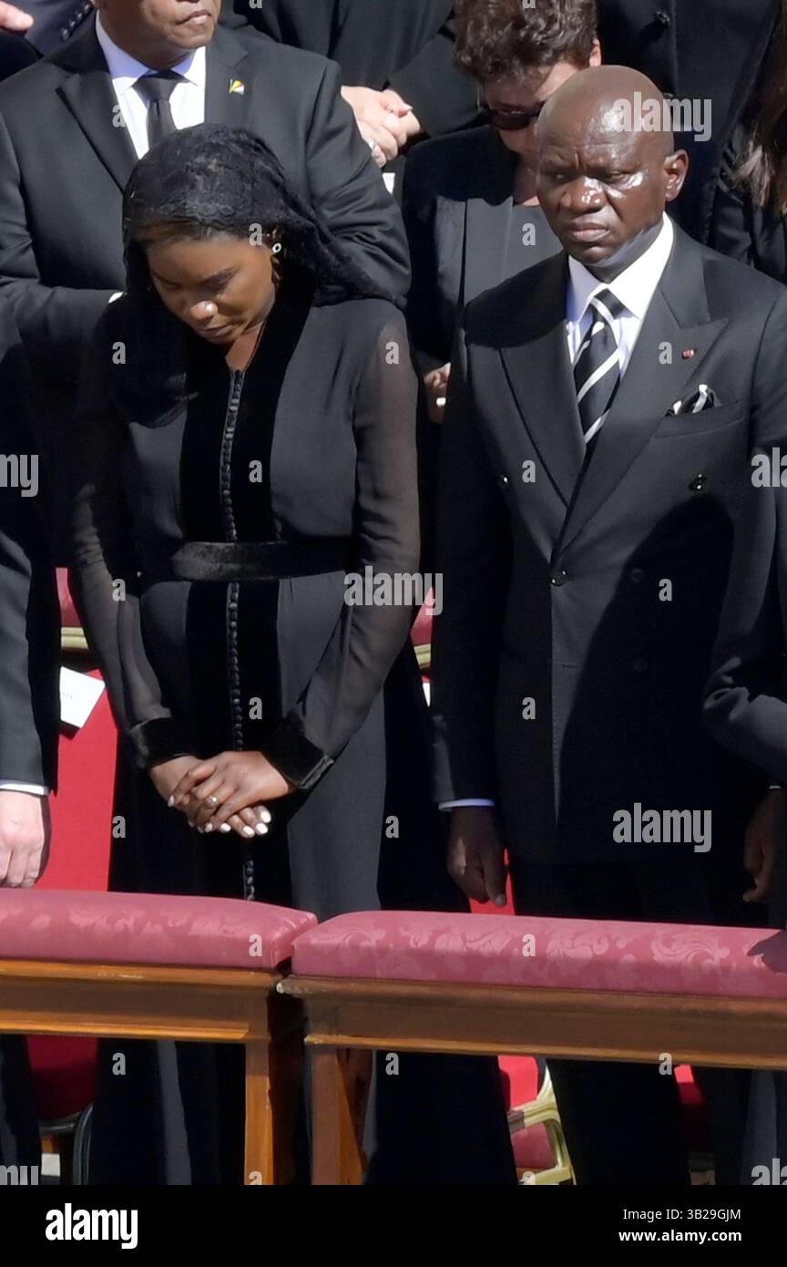 Brice Oligui Nguema mit Ehefrau Zita Oligui Nguema bei der Trauermesse ...