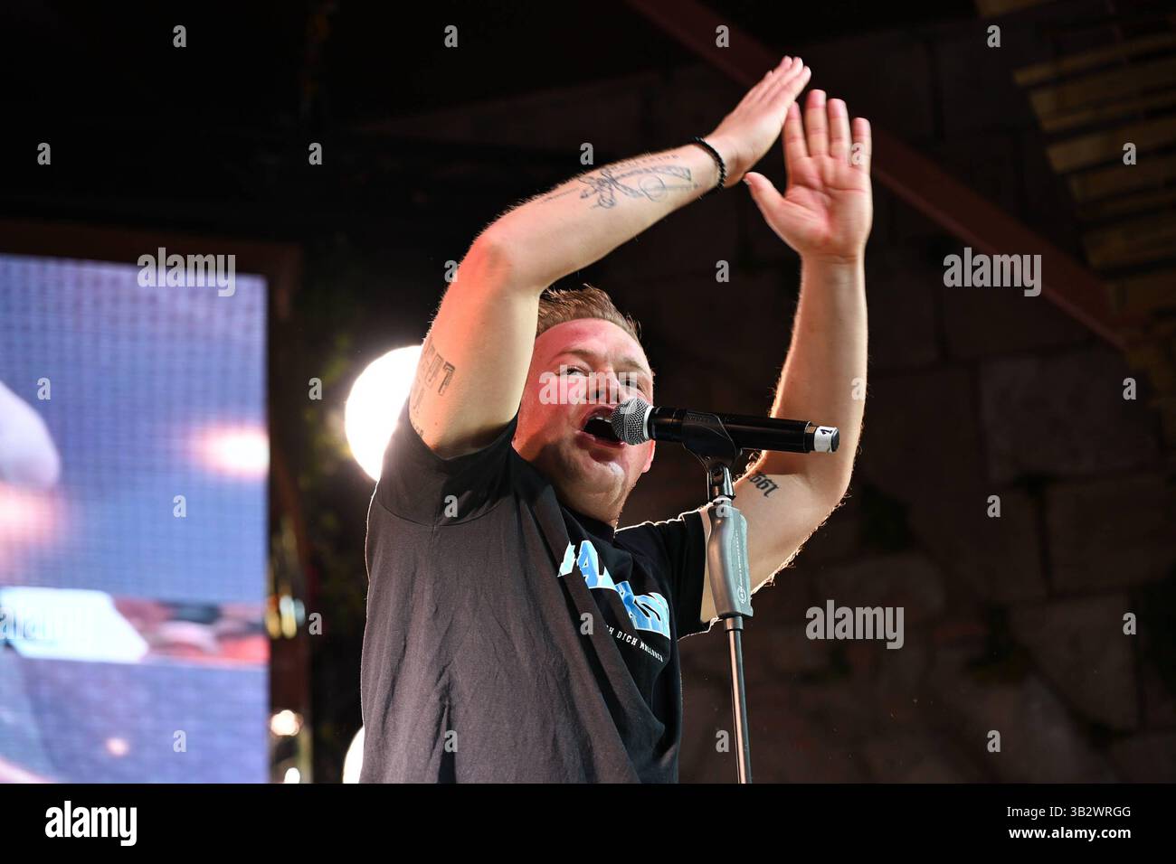 Auftritt von Sänger Julian Benz auf der Bühne im Megapark, 27.04.2025 ...