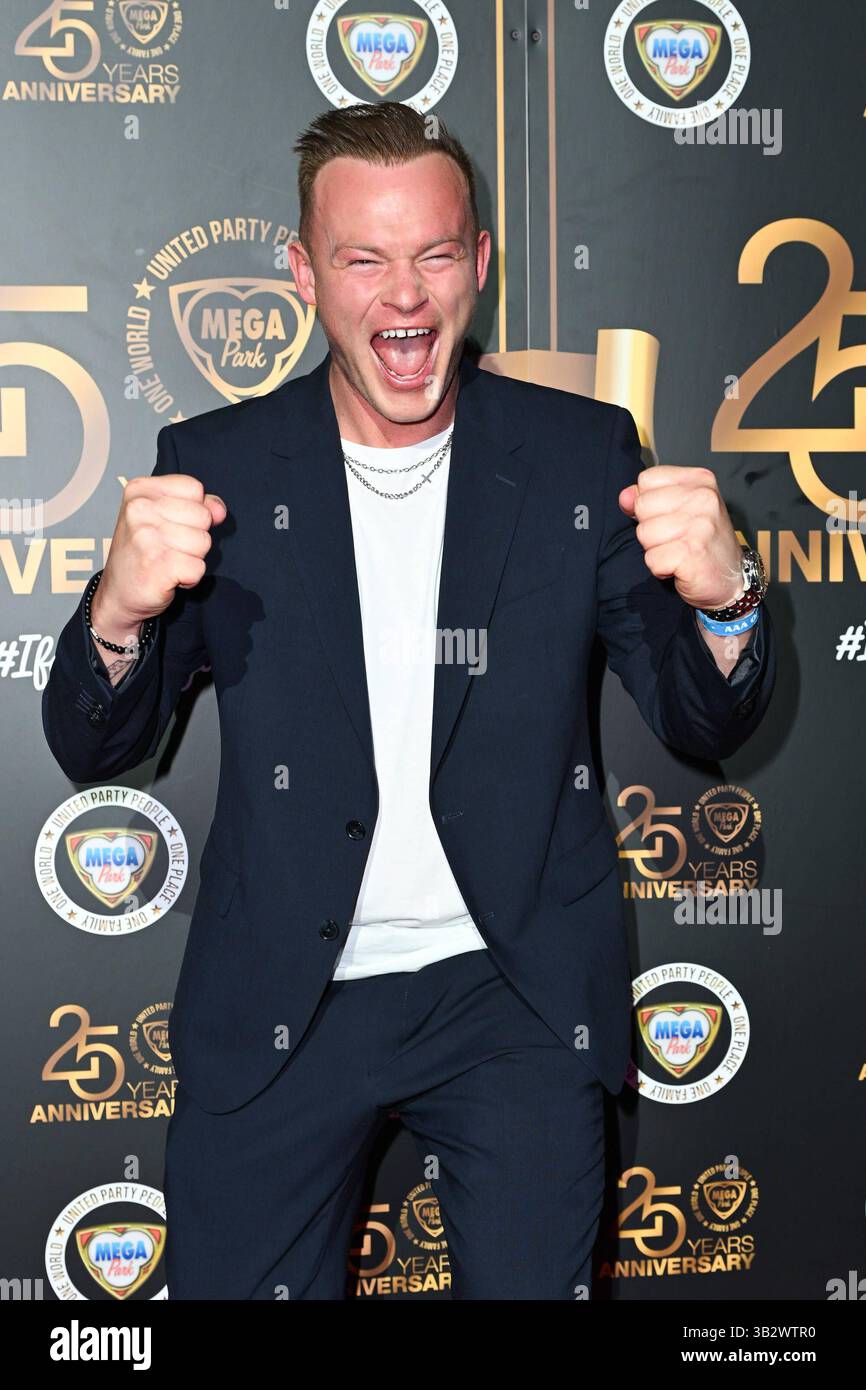 Bild zeigen: Der Sänger Julian Benz auf dem Roten Teppich zum Megapark ...